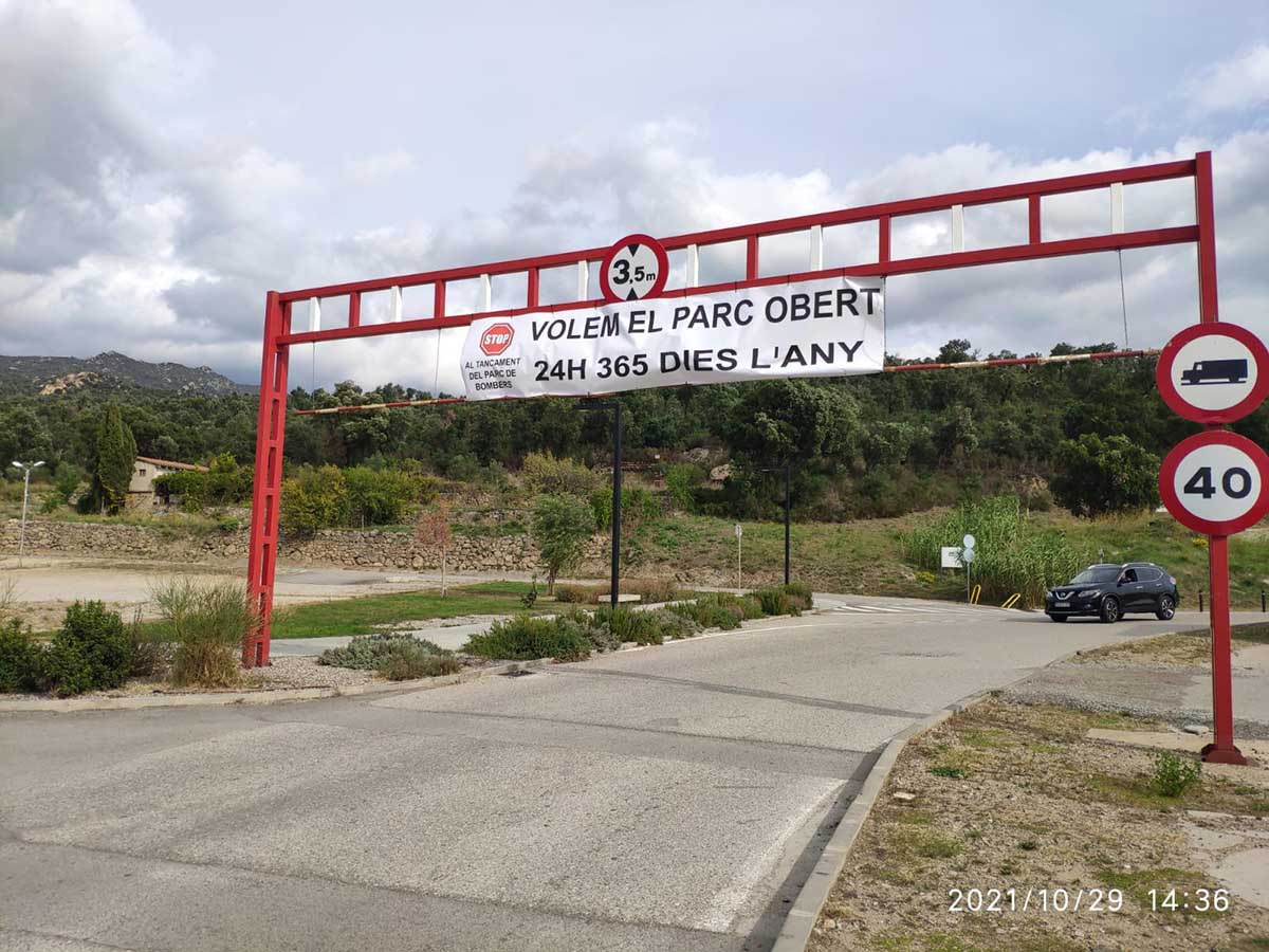 Pancarta de protesta contra la reconversió del Parc de Bombers ...